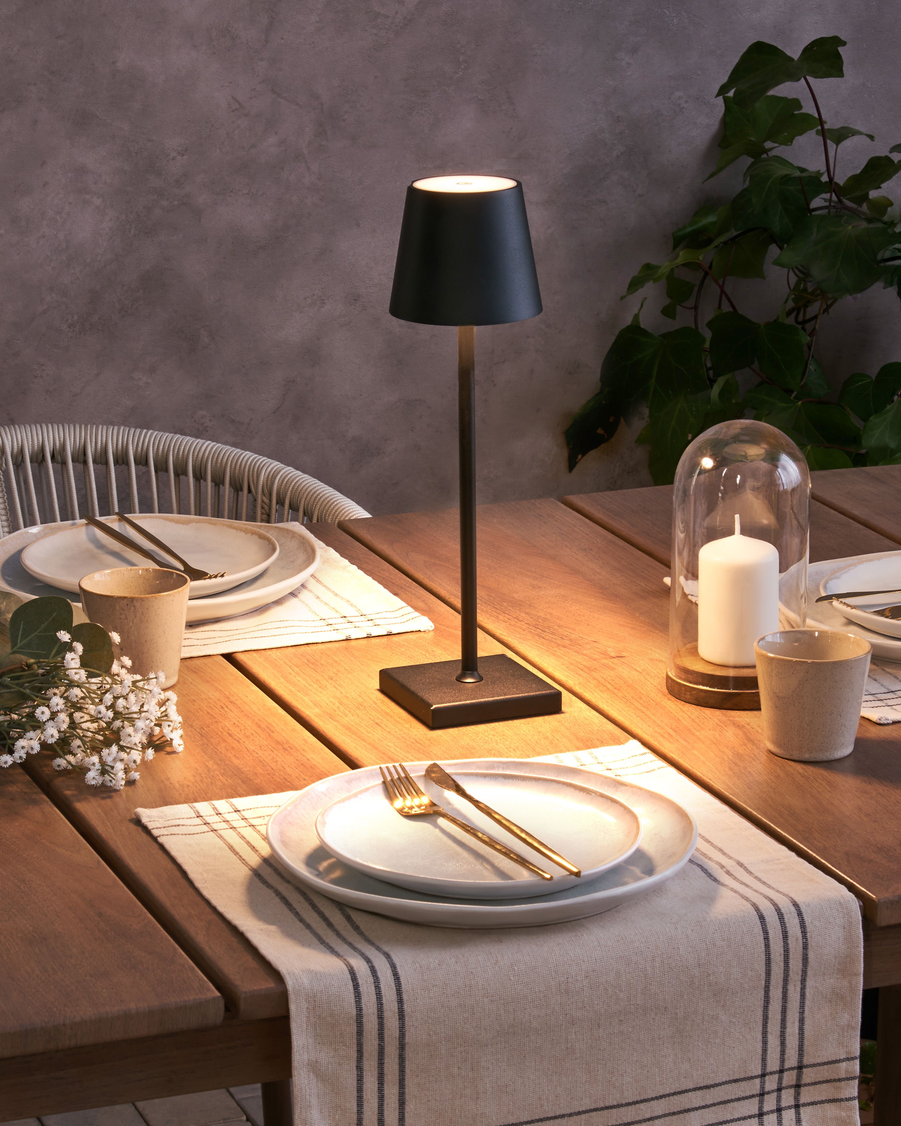 Kabellose LED Tischlampe BACEIRO mit Dimmer Metall Schwarz | Beliani.de